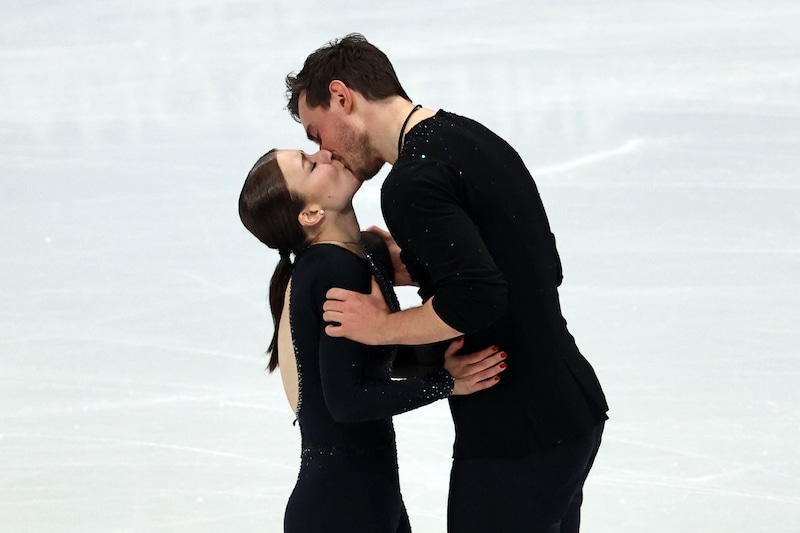Kunstrijders Michel Tsiba en Daria Danilova zijn na korte kür klaar op ...