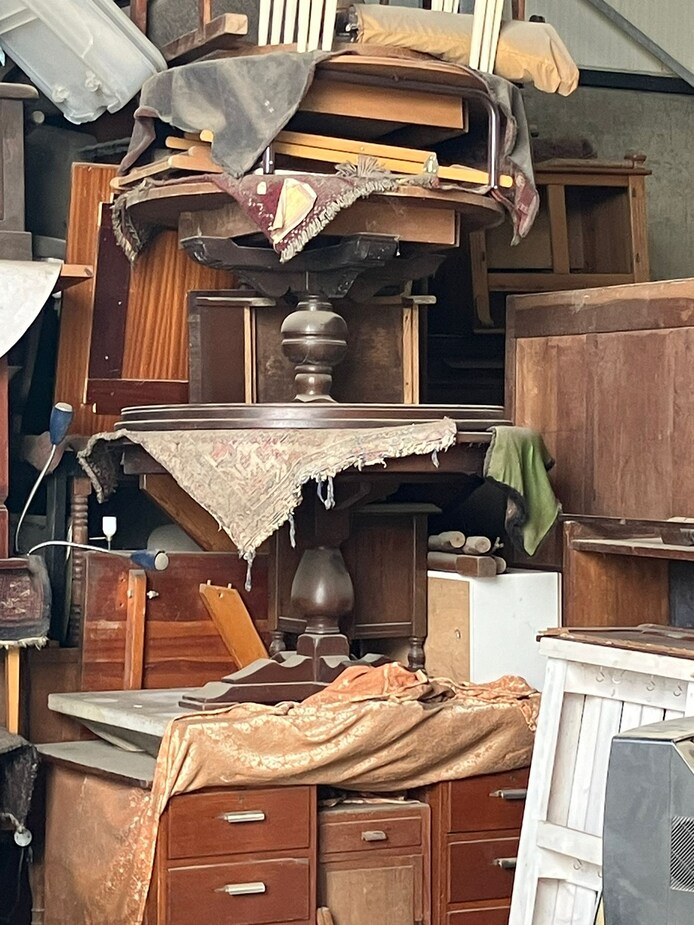 Als vader Jan overlijdt, laat hij zijn kinderen een loods vol dozen na ...