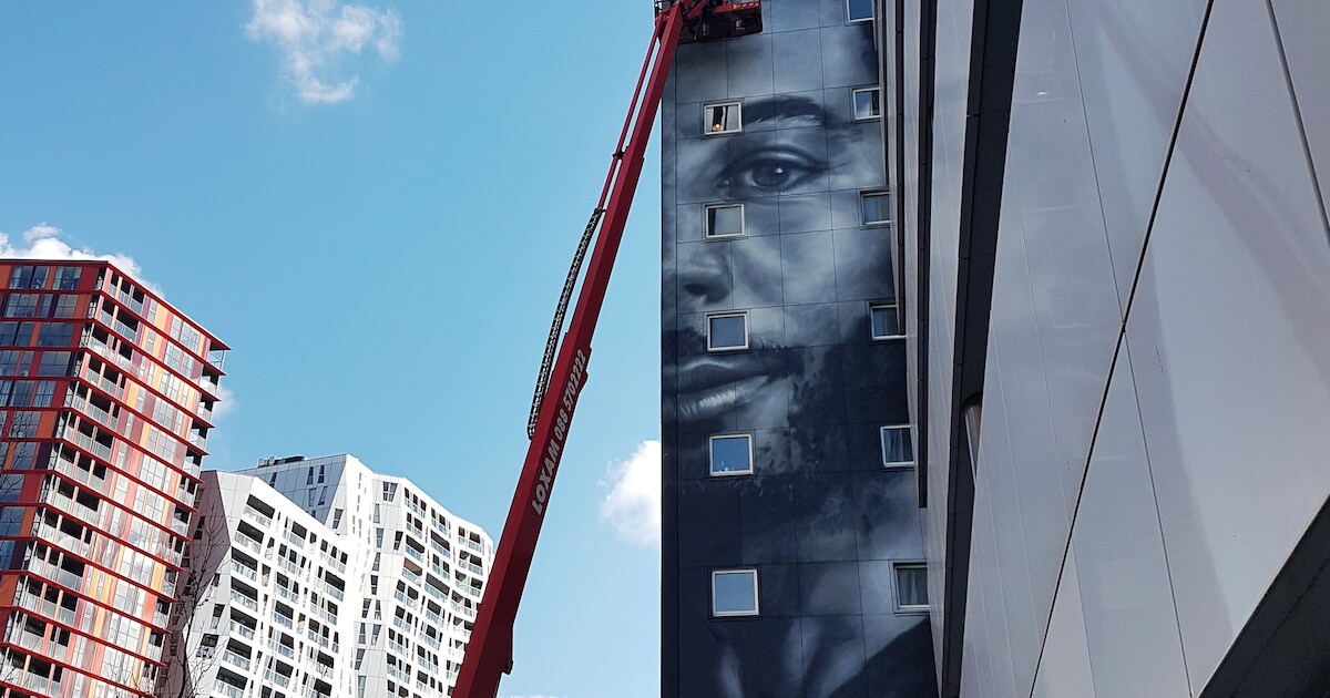 Rapper Winne vereeuwigd aan het Kruisplein | Rotterdam | AD.nl