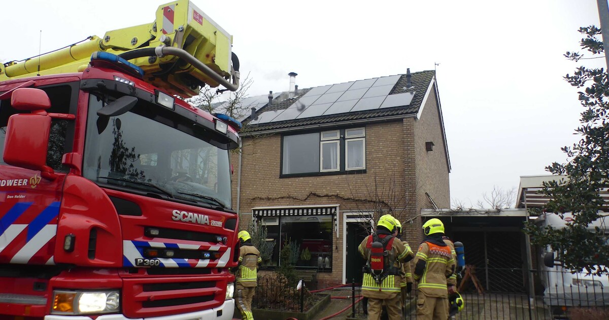 Rookontwikkeling onder dakpannen van woning aan 't Vierkant in Schagerbrug, brandweer breekt dak ...