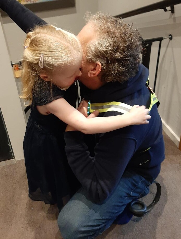 Danielle heeft een huid zo kwetsbaar als een vlinder, zelfs knuffelen ...