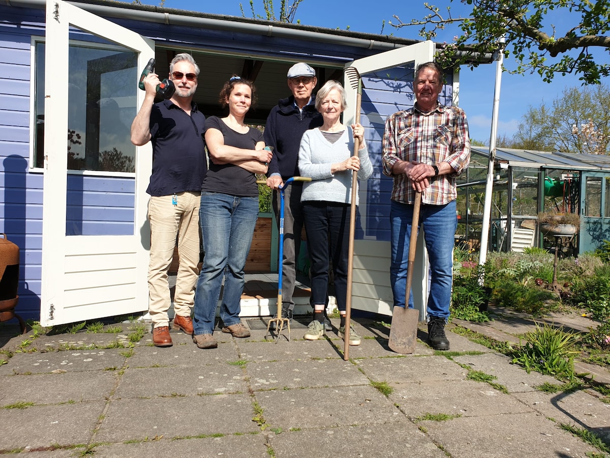 Elly en Mariëlle delen een tuin en hun mannen tuinieren gezellig mee ...