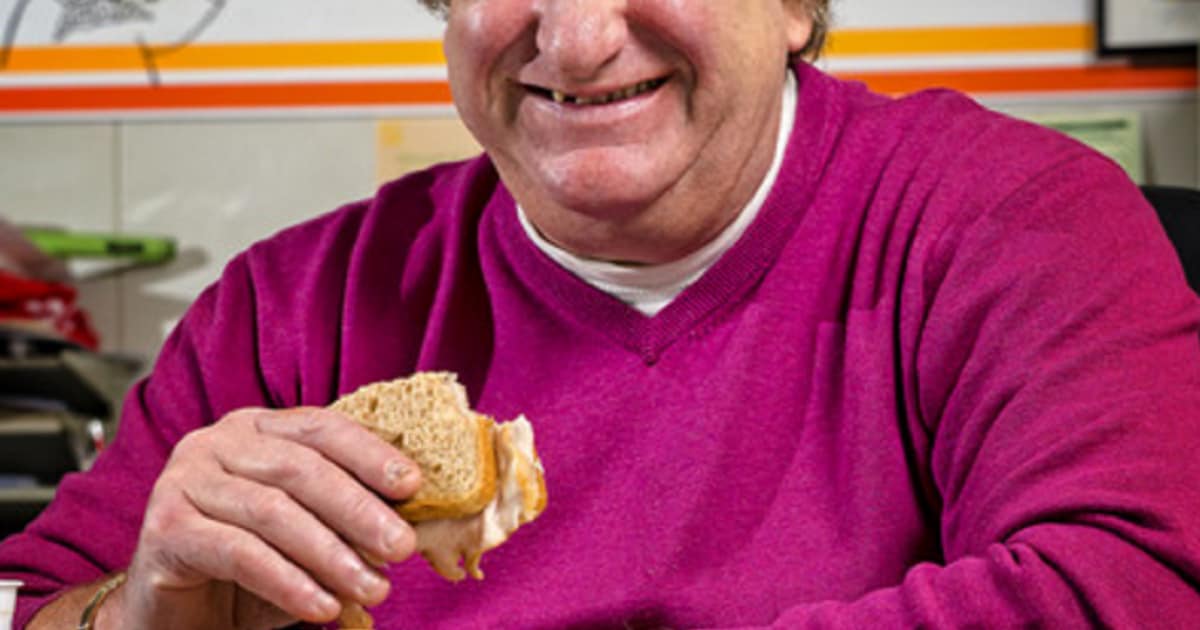 Henk Patat deelt 5000 kroketten uit bij ADO | Den Haag | AD.nl