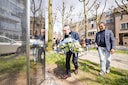 Eerbetoon op Almelose dodenakkers: bloemen, stilte en een buiging voor ...