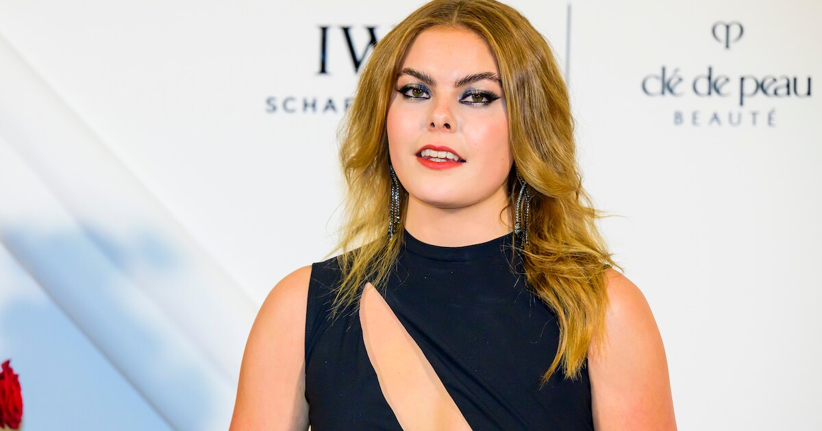 Bij Eloise haar make-up werd gekozen voor ‘hoe meer hoe beter’, en dat ...