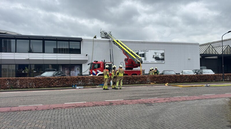 Grote brand in winkelpand op Constructieweg in Mijdrecht | Regio | AD.nl