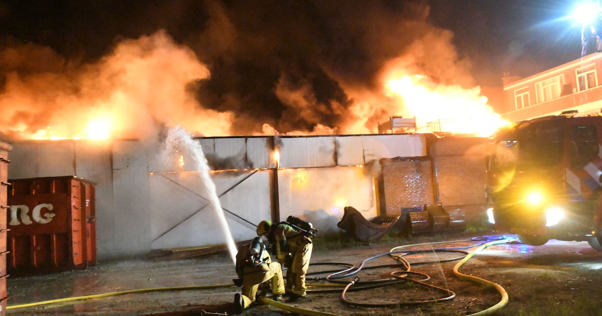 Grote brand in visrokerij, omwonenden gewekt door nachtelijk NL-Alert ...