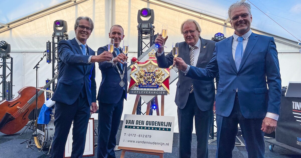 Dit bedrijf viert zijn jubileum en deelt daarom bomen uit aan scholen ...