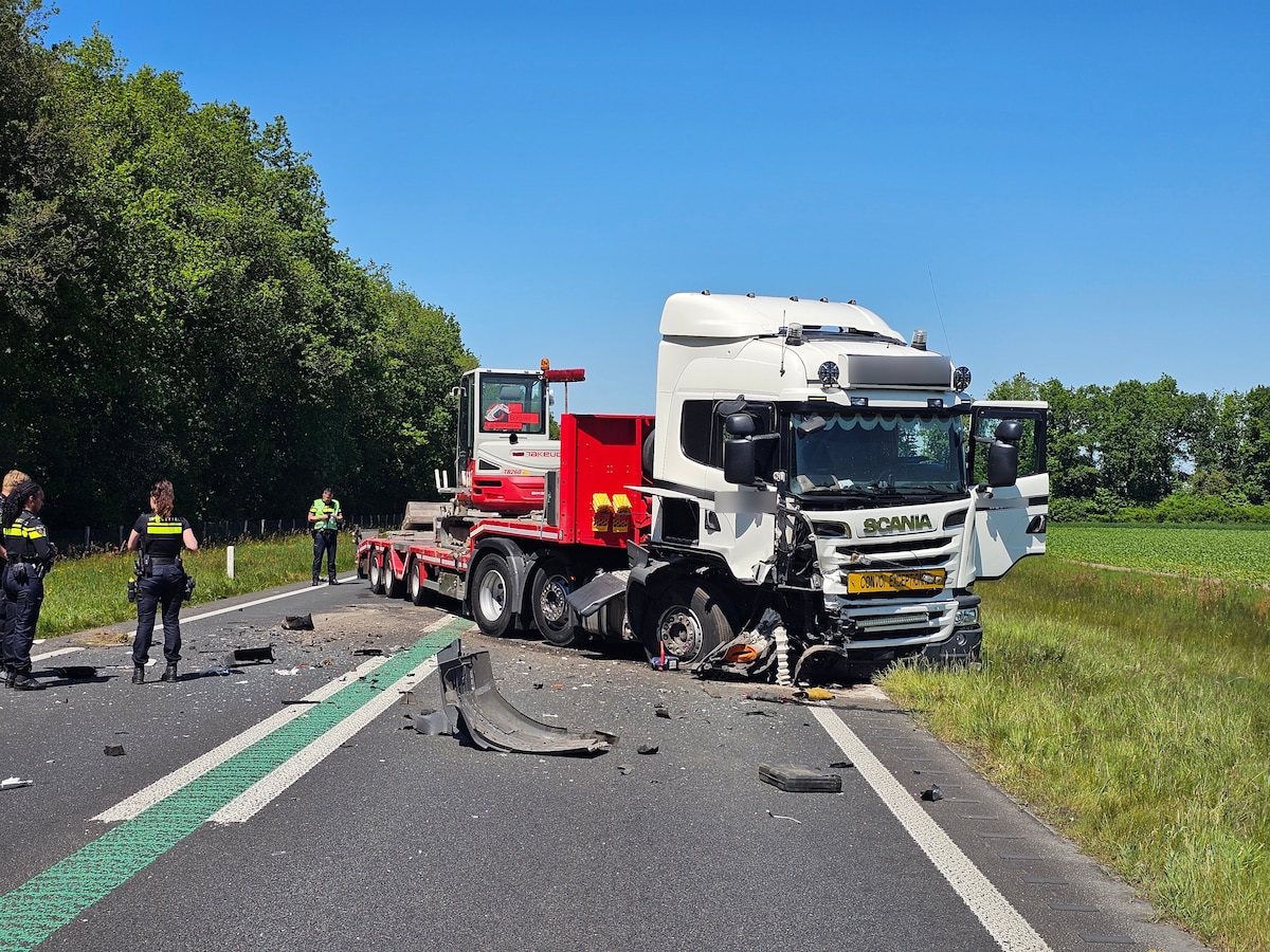 Twee doden bij ongeval tussen vrachtwagen en auto op de N34 bij Annen, weg afgesloten | Foto | AD.nl