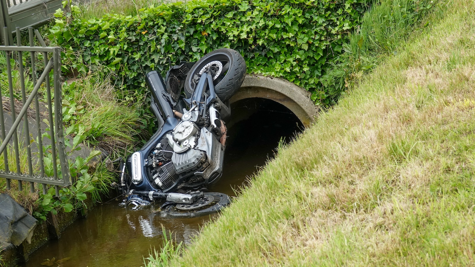 Motor rijdt sloot in na botsing met auto in Heemskerk | Foto | AD.nl