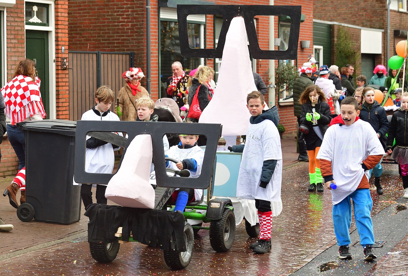 Alles nuskes in Paplaand dezelfde kant uit: carnaval! | Foto | AD.nl