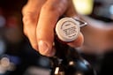 Gepassioneerde bierbrouwer Teun uit Rossum geniet van een biertje ...
