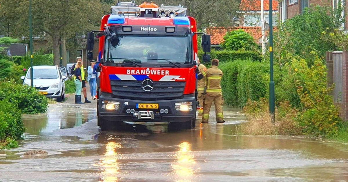 Straat onder water door gesprongen waterleiding op de Hoefcamplaan in ...