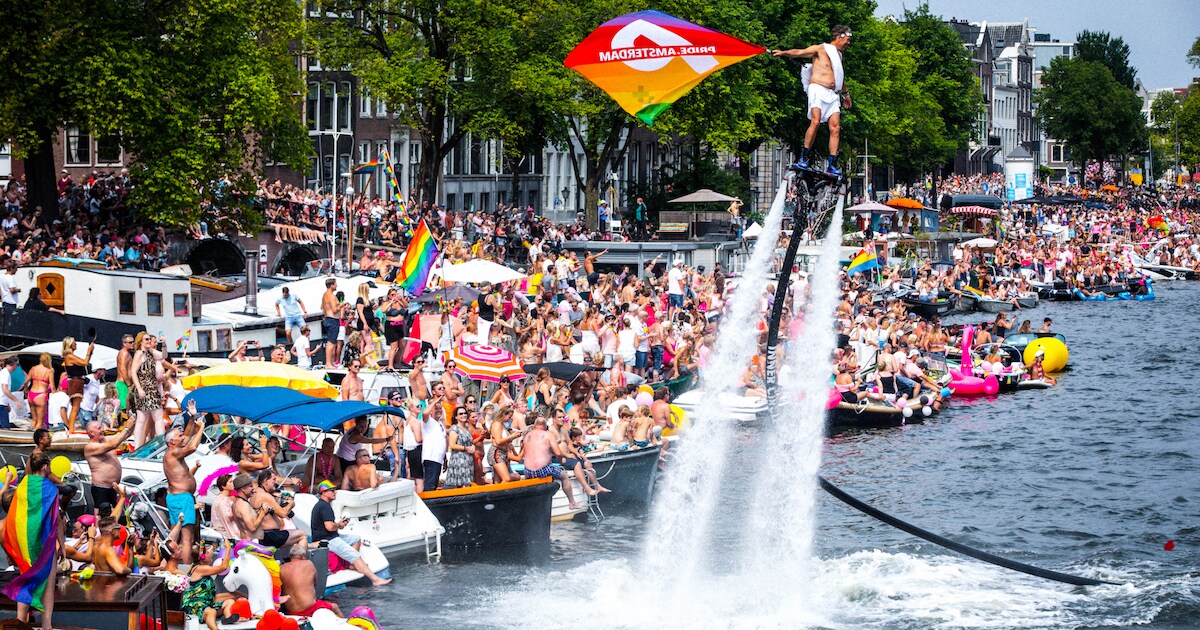 Boot langs kant bij Canal Pride kost voortaan geld | Regio | AD.nl