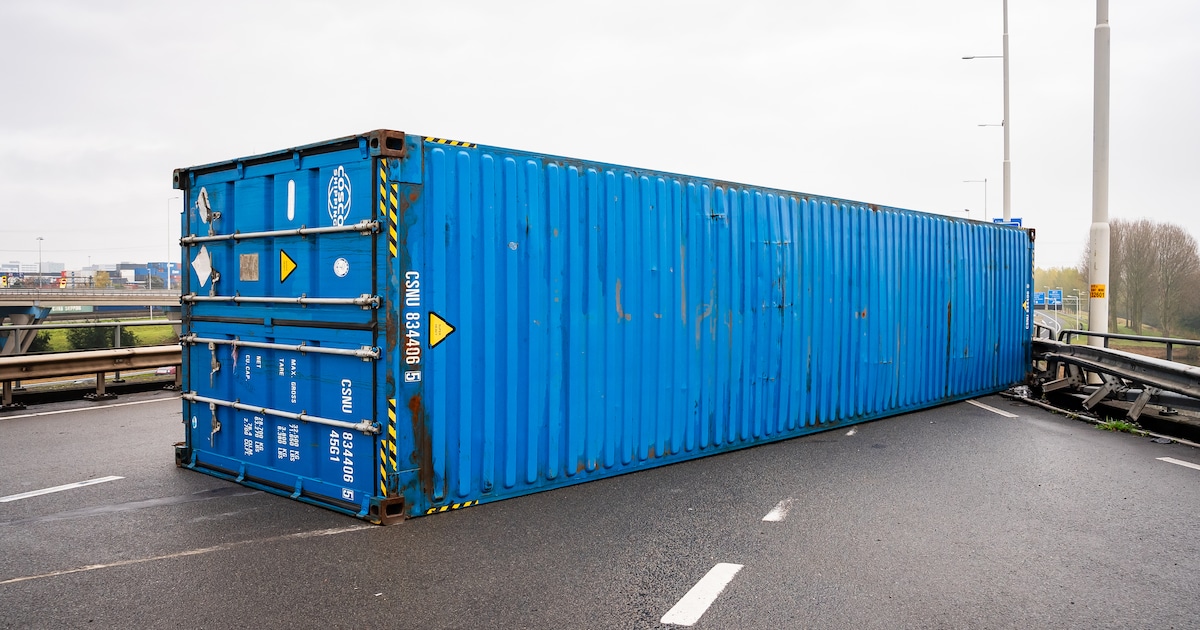 Vrachtwagen verliest grote zeecontainer op oprit naar A15 richting ...