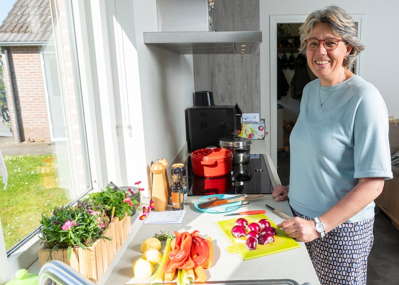 Annet kookt voor onbekende buur en krijgt er iets onverwachts voor ...