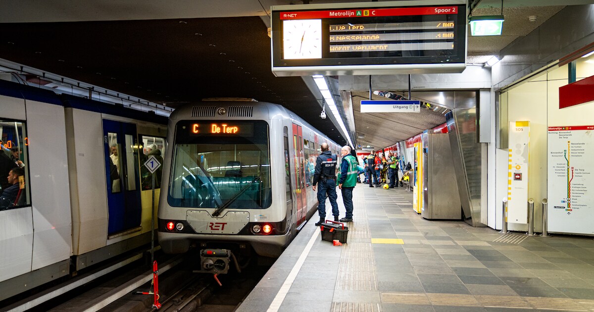 Man komt met been vast te zitten tussen metro en perron op station ...