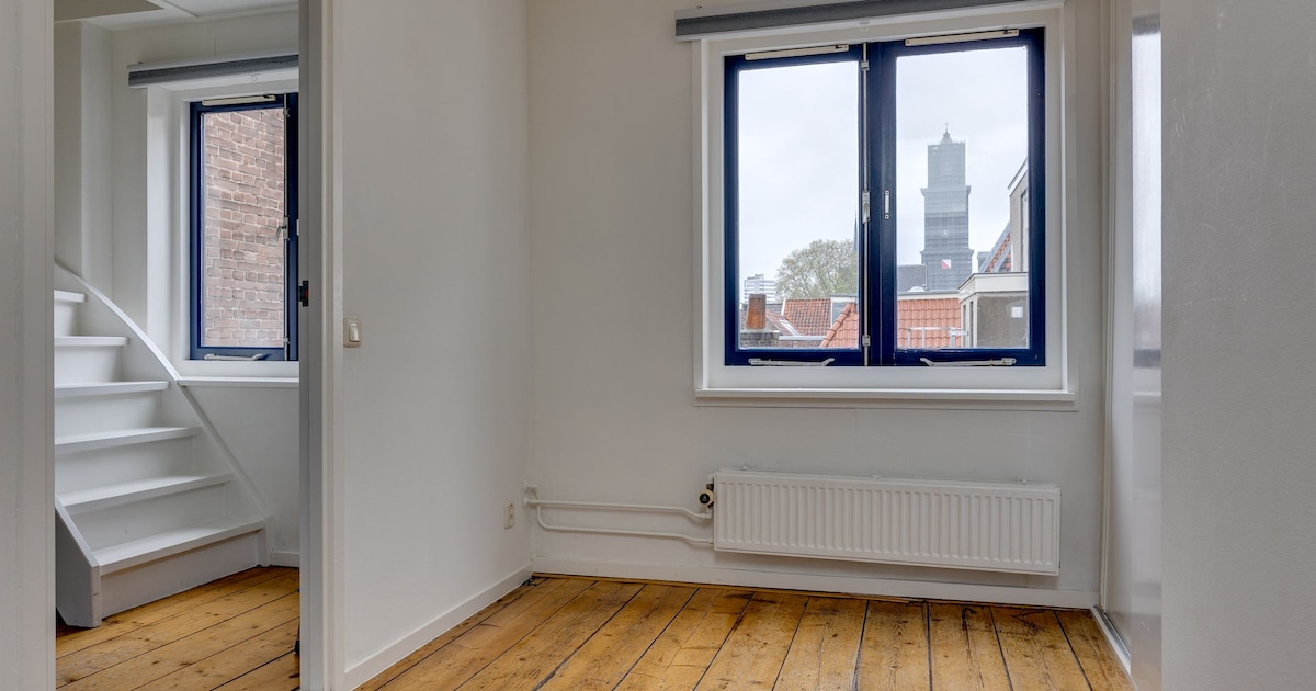 Karakteristiek pand in een autoluw steegje met uitzicht op de Domtoren ...