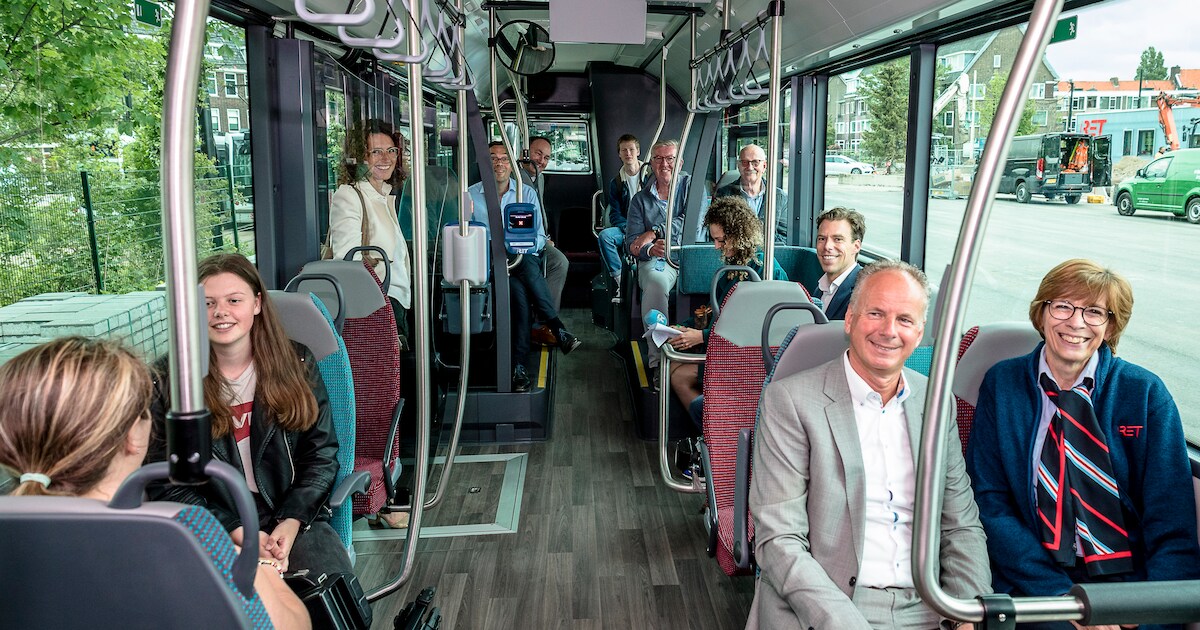 Eerste ‘cashloze’ dag in RET-bussen verloopt rimpelloos | Rotterdam | AD.nl