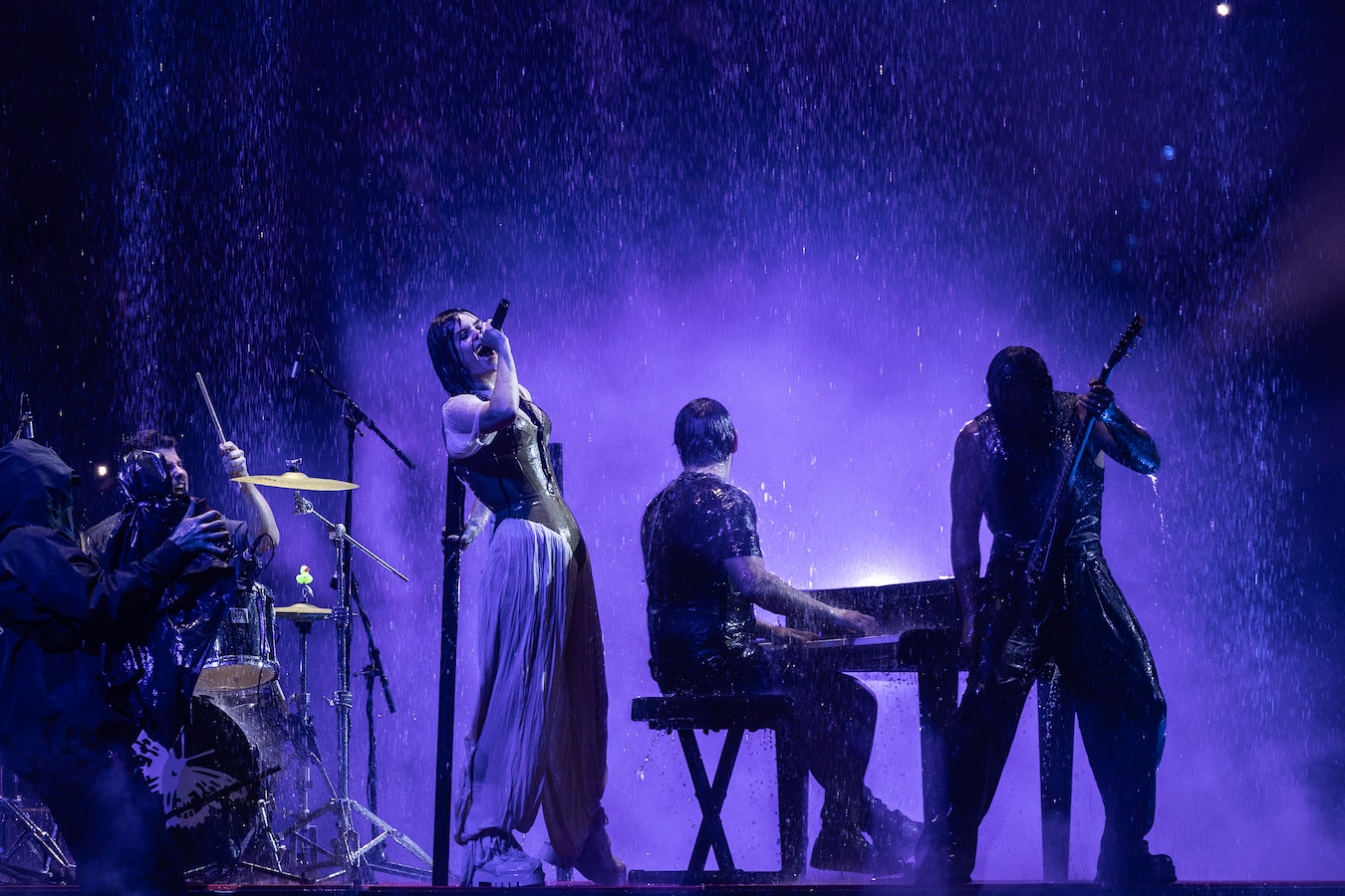 Davina Michelle regent kletsnat tijdens climax van Vrienden van Amstel ...