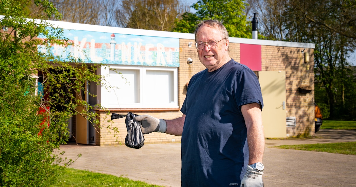 Als Martien een bal van het dak gaat halen, vindt hij tientallen zakjes ...