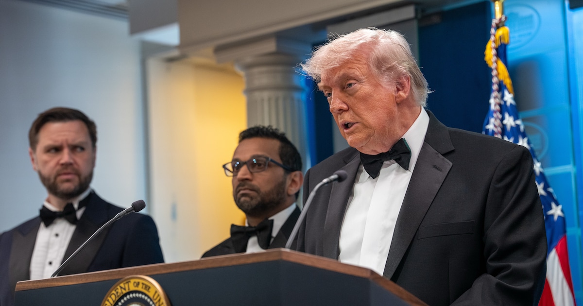 Melania dook meteen weg, maar Donald Trump reageerde amper na knal ...