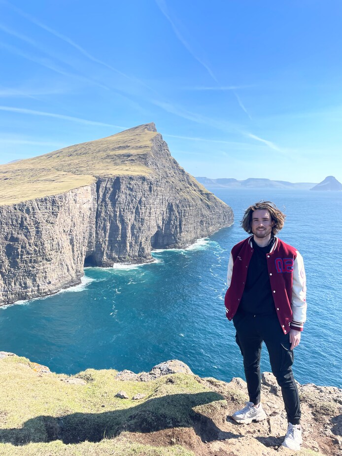 Steven van Dijk is de voetballende Floortje Dessing: ‘Op de Faeröer hebben de schapen voorrang ...