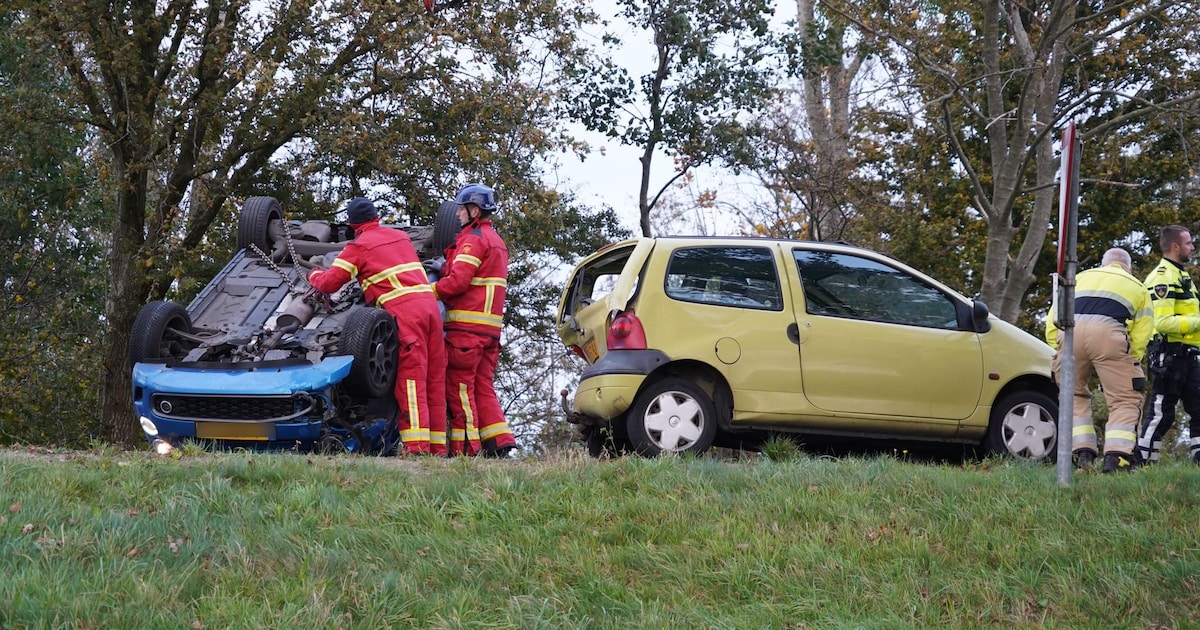 Auto op zijn kop na ongeval op afrit A7 bij Kolham, twee personen naar ...