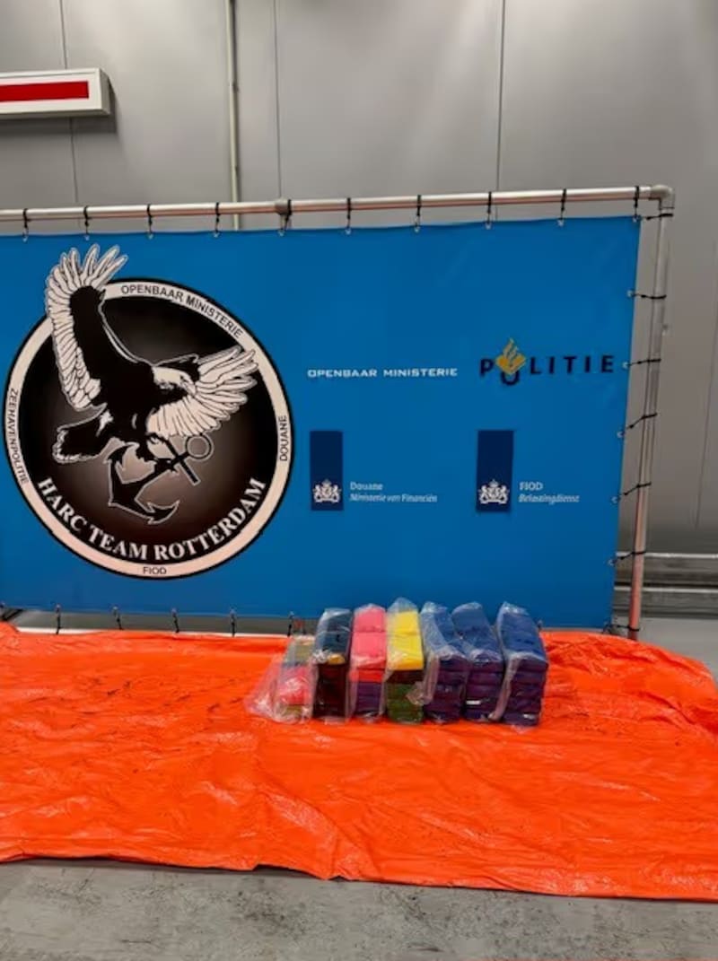 Duikers van de douane vinden 64 kilo cocaïne in schip in Rotterdam ...