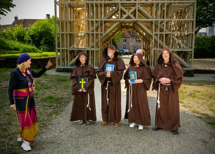 Theaterspektakel bij veelbesproken houten toren: ‘Wie weet wie Jacob ...