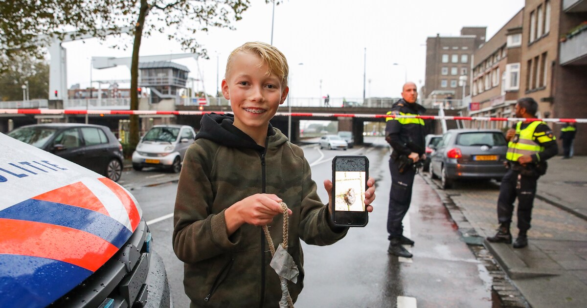 Magneetvisser Rick (12) haalt granaat uit water bij Aelbrechtskade: ‘Je moet denken als een boef ...