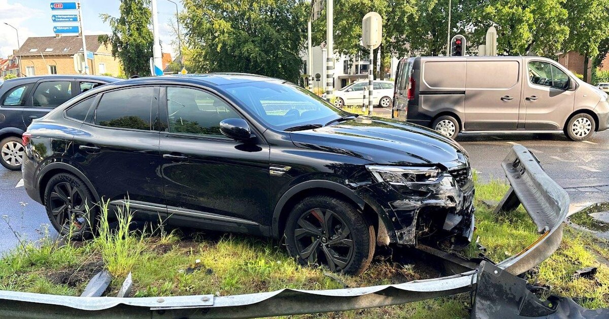 Auto ramt vangrail na klapband op N65 bij Vught | Vught | AD.nl