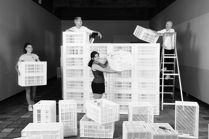 Tamara (13) zet nog nooit opgebouwde kratteninstallatie van Jan ...