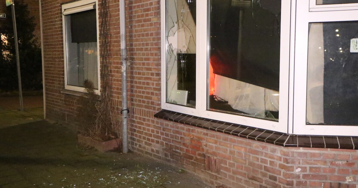 Ruzie loopt volledig uit de hand: bakstenen door de ruit en man dreigt ...