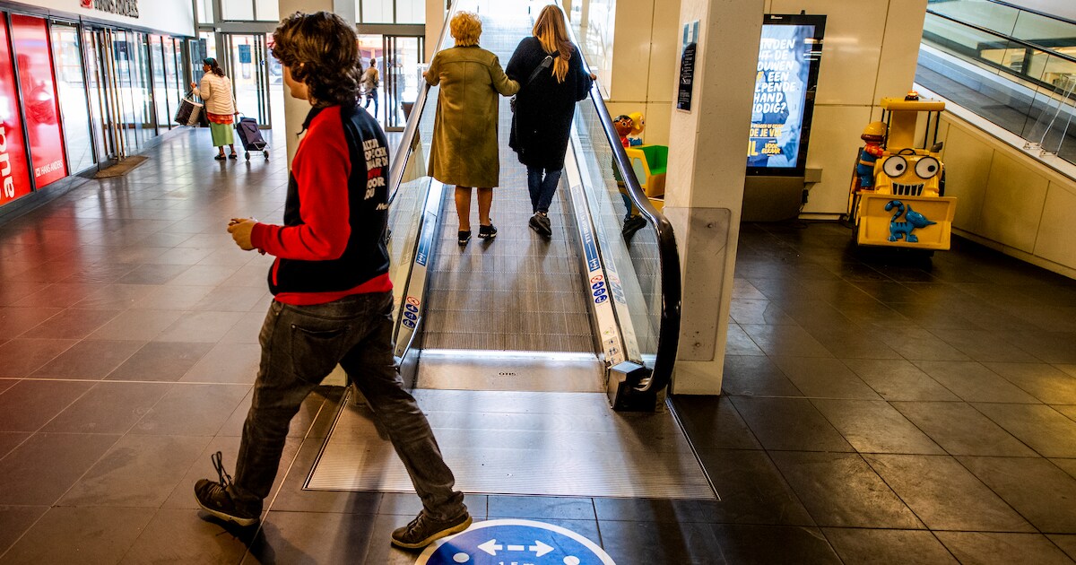 Het was lang rustig, maar nu staan er zelfs weer rijen in winkelcentrum ...