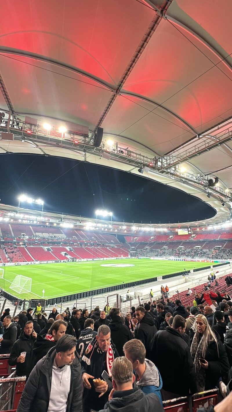 Duitse politie pakt zestien Feyenoord-fans op vanwege vernielingen na ...