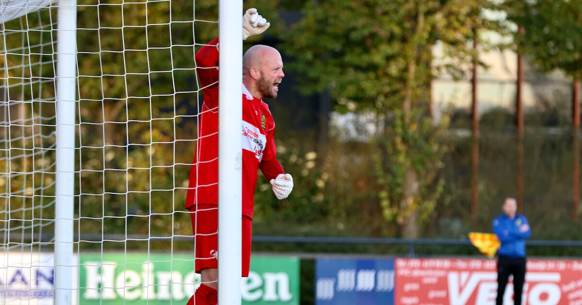 Vuren verspeelt 6-0 (!) voorsprong tegen tien man, 52-jarige keeper bij ...
