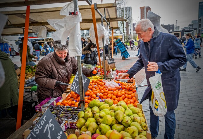 Een markt zonder plastic tasjes? Dat is een zaak van keiharde euro's ...