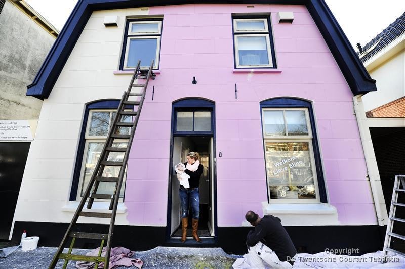Commotie in Oldenzaal om roze huis na geboorte meisje | Foto | AD.nl