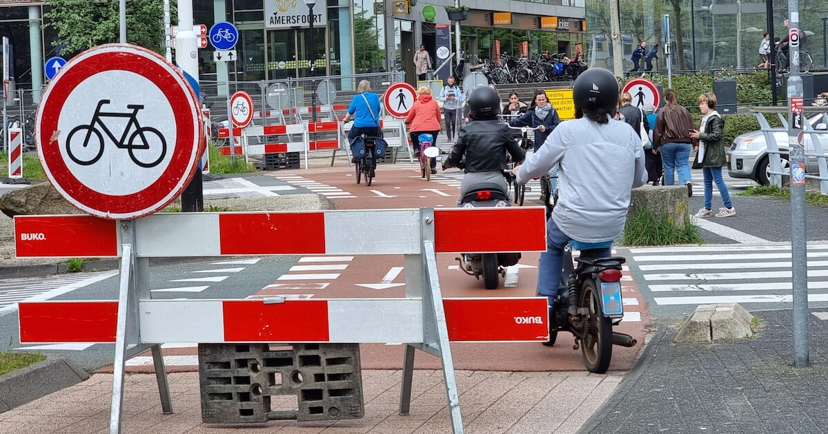 Chaos compleet op de grote rotonde bij het Eemplein: door afzettingen ...