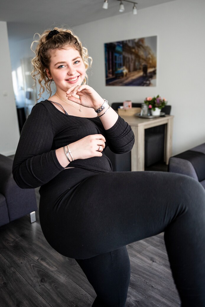 Kim (17) at gezond, toch kwam ze 30 kilo aan: ‘Een beetje billen was ...