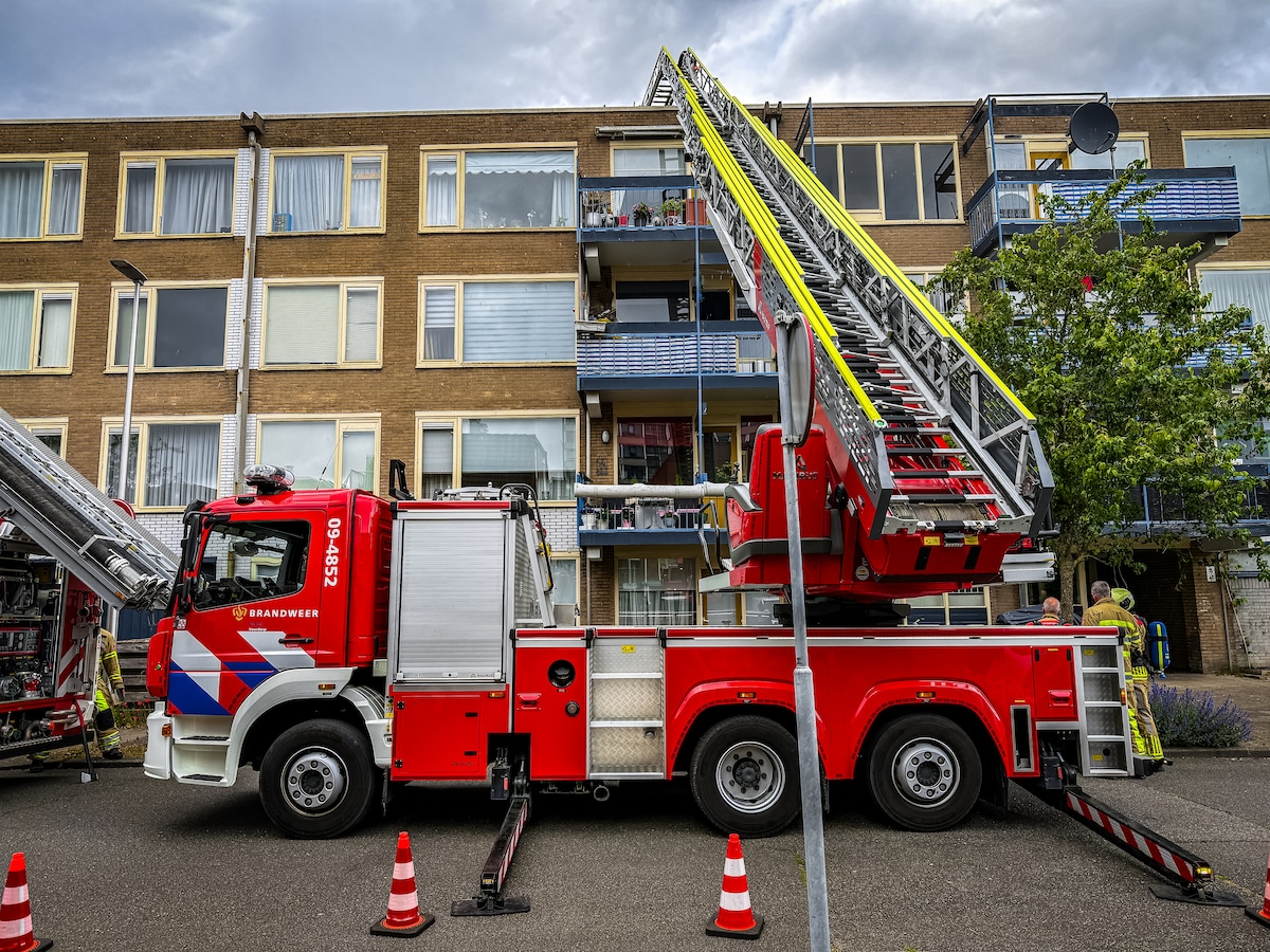 Rook uit brandende prullenbak vult portiek in Utrecht | Foto | AD.nl