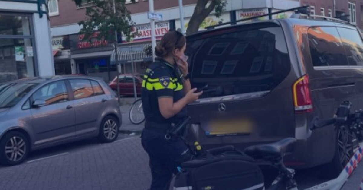 17-jarige automobilist rijdt agent bijna aan, terwijl hij op zijn ...