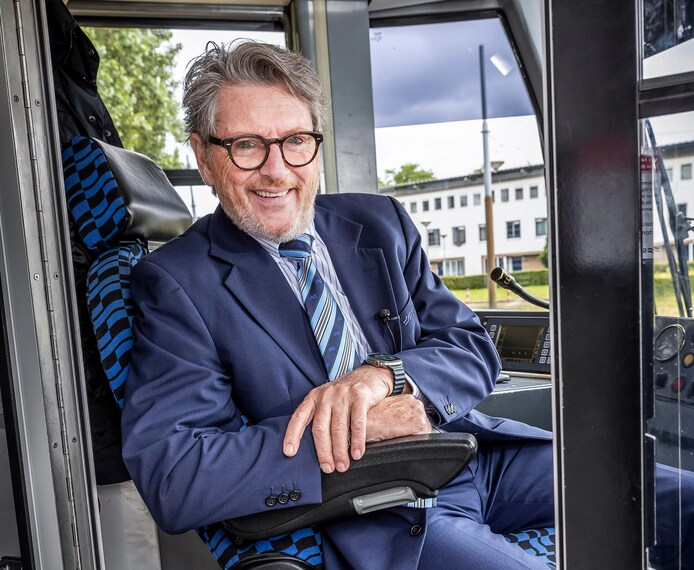Radio-dj Erik de Zwart nu ook trambestuurder in Amsterdam: ‘Ik word niet normaal veel herkend ...