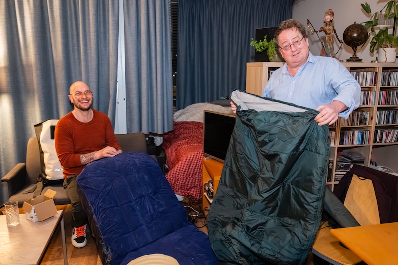 Wethouder Dennis slaapt week lang op luchtbedje bij Utrechters en ligt ...