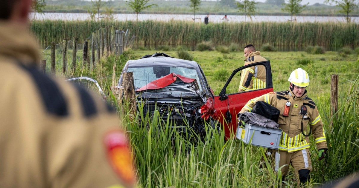 Bestuurder onder invloed crasht auto in weiland langs N702 bij Almere ...