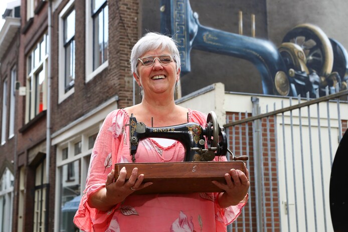 Corrie krijgt net voor haar vertrek een levensgrote naaimachine cadeau ...