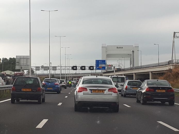 Grote drukte voor Hartelbrug door afsluiting Spijkenisserbrug, verkeer ...