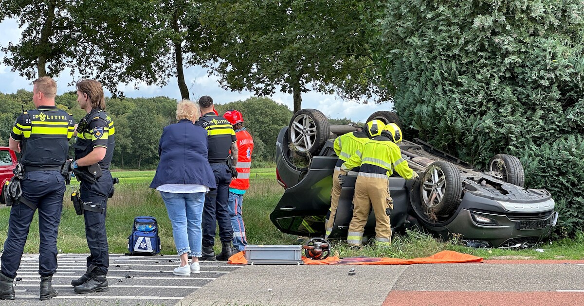 Auto belandt ondersteboven langs de weg na botsing in Vorstenbosch ...