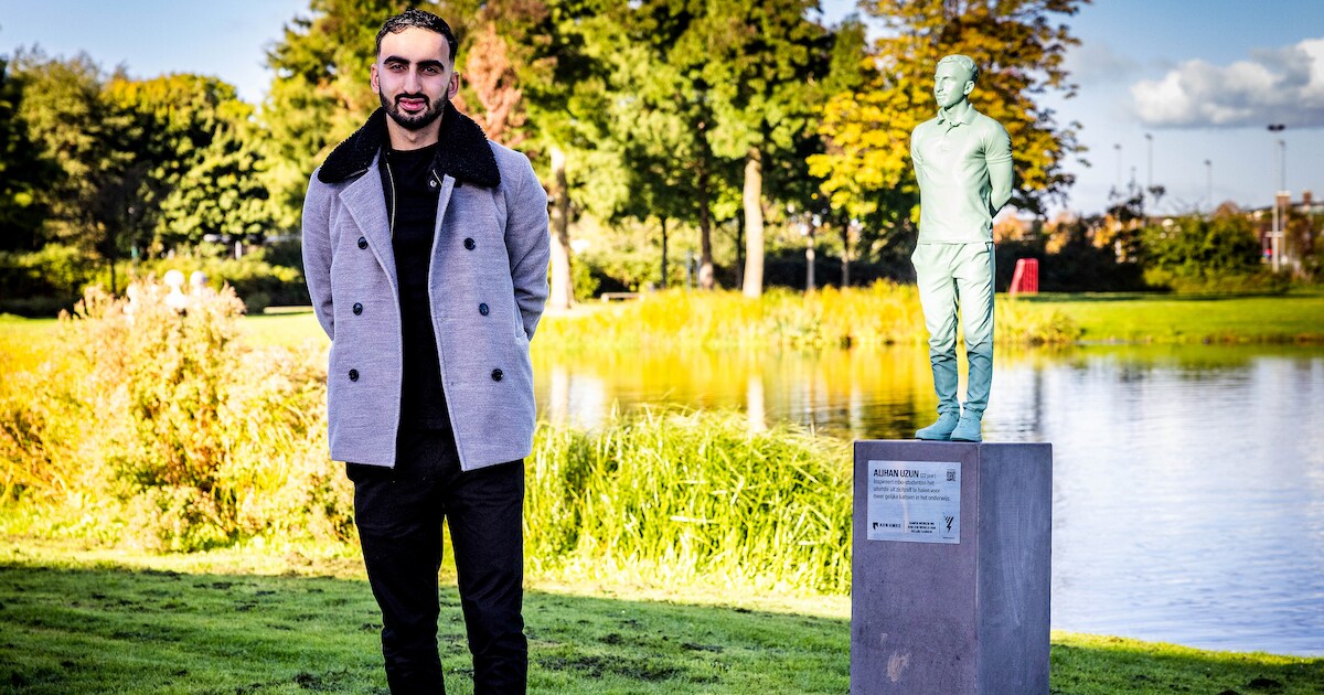 Alihan (22) heeft een standbeeld van zichzelf in zijn woonplaats staan ...